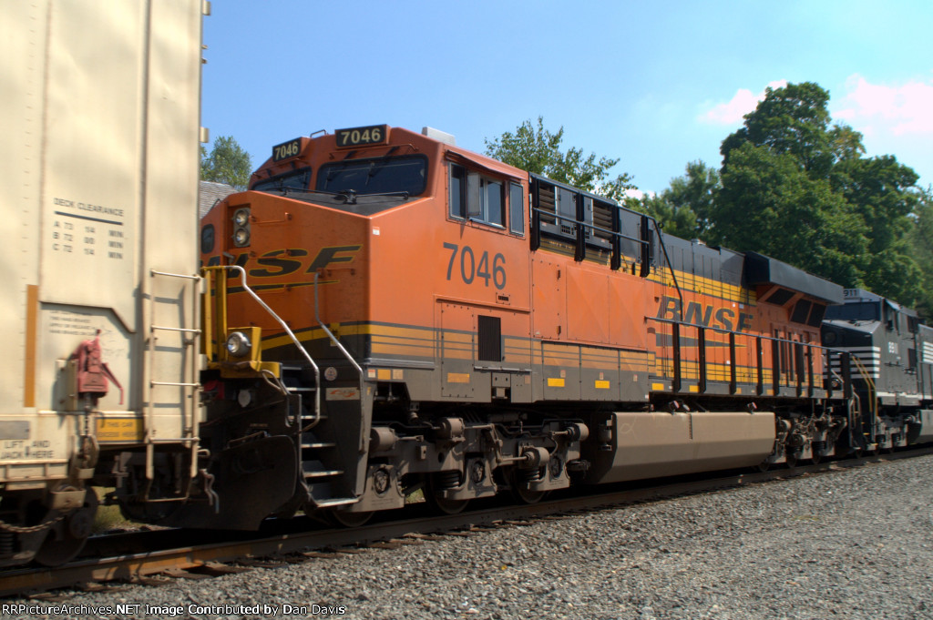 BNSF ES44C4 7046 trails on 212